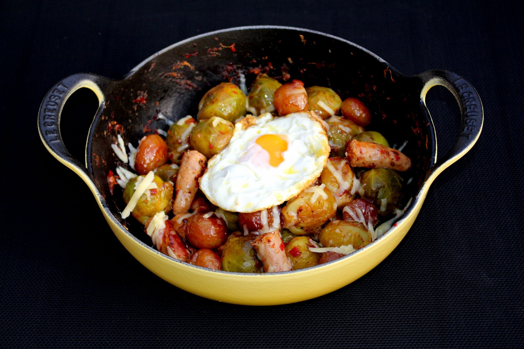 Coles de Bruselas con Salchicha Blanca, Cebollitas Caramelizadas y ...
