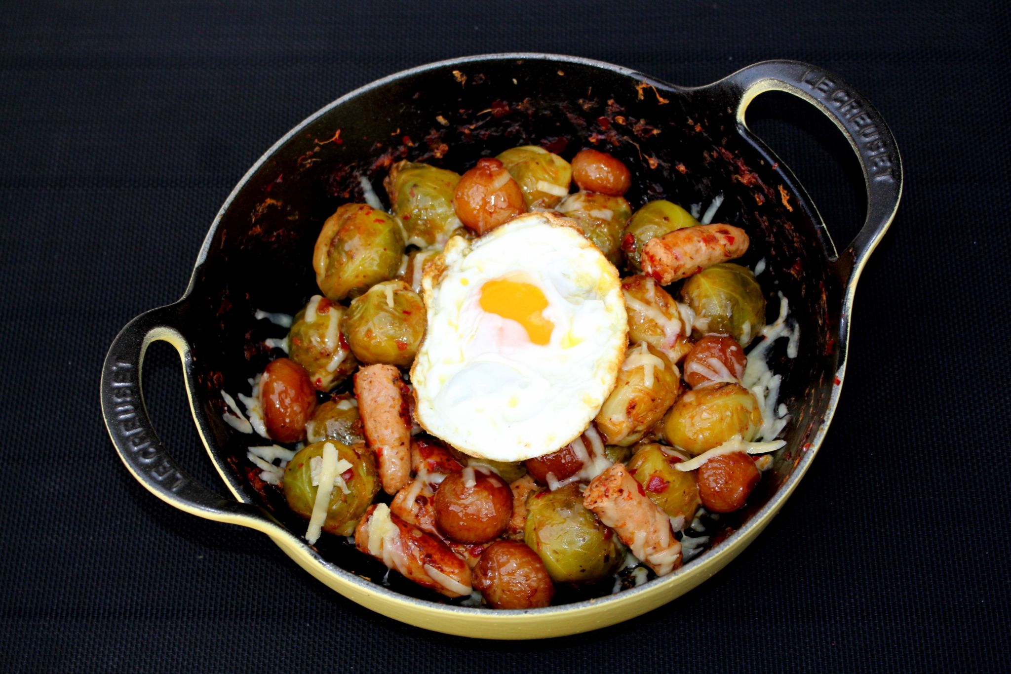 Coles de Bruselas con Salchicha Blanca, Cebollitas Caramelizadas y ...