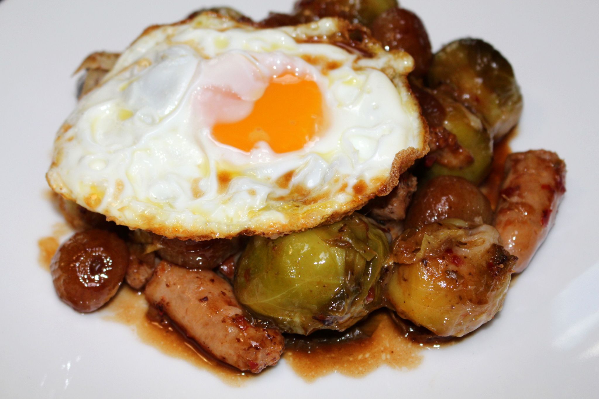 Coles de Bruselas con Salchicha Blanca, Cebollitas Caramelizadas y ...