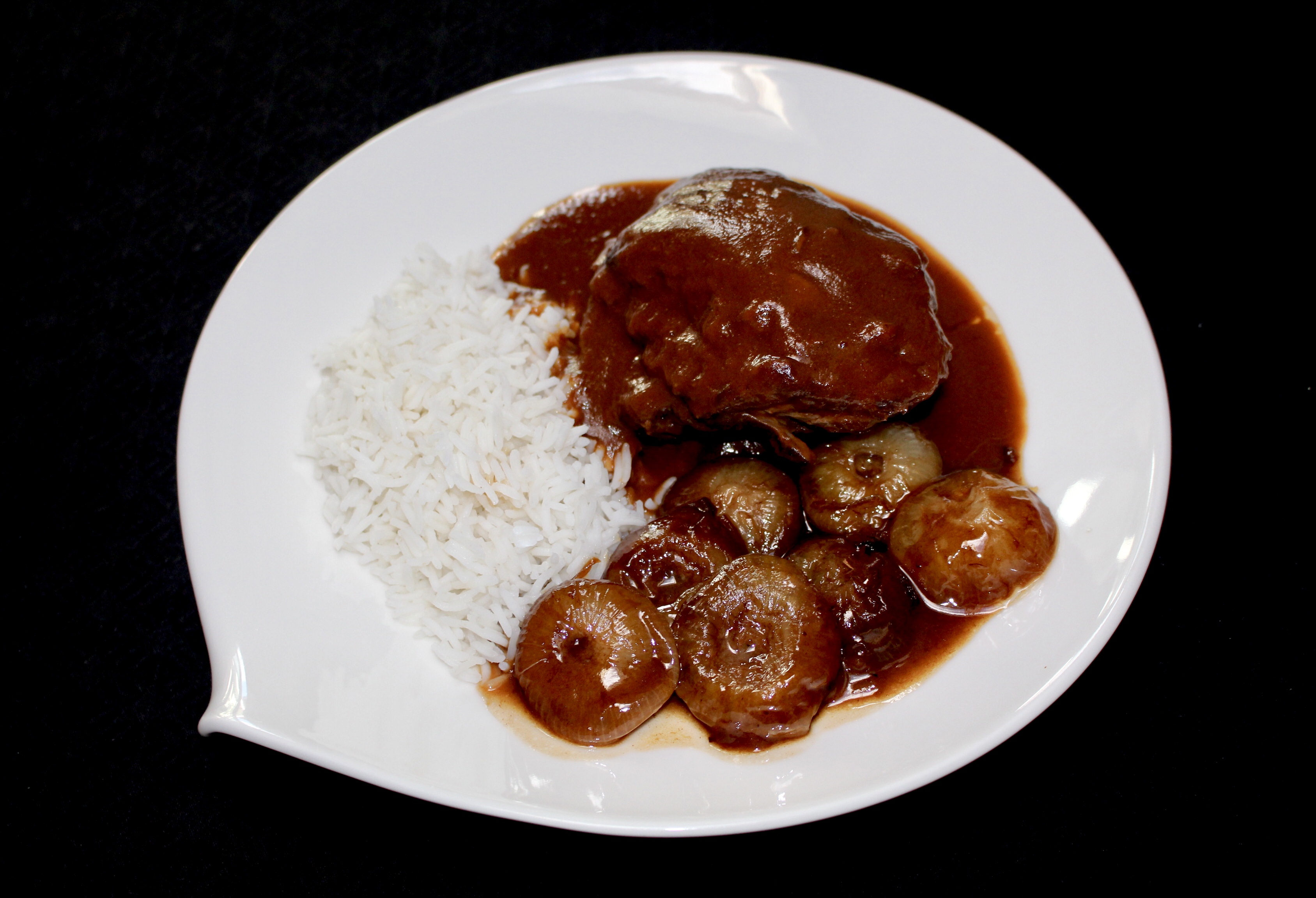 Cordero al Vino Tinto con Cebollitas Francesas – Fuego de Mortero