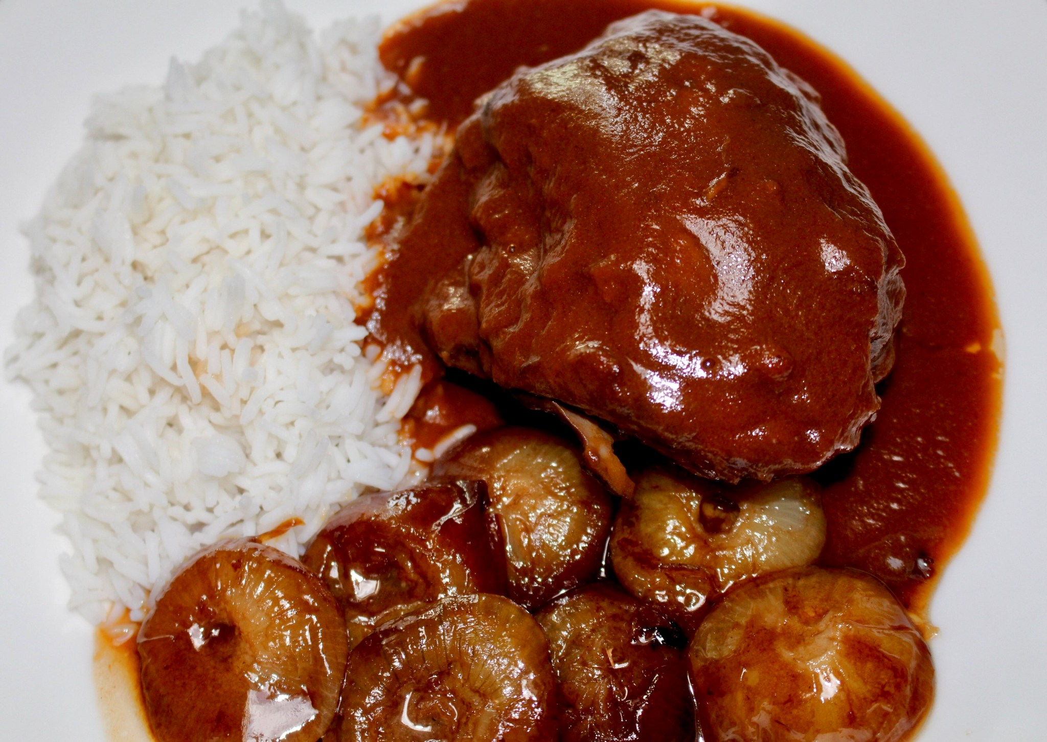 Cordero al Vino Tinto con Cebollitas Francesas – Fuego de Mortero